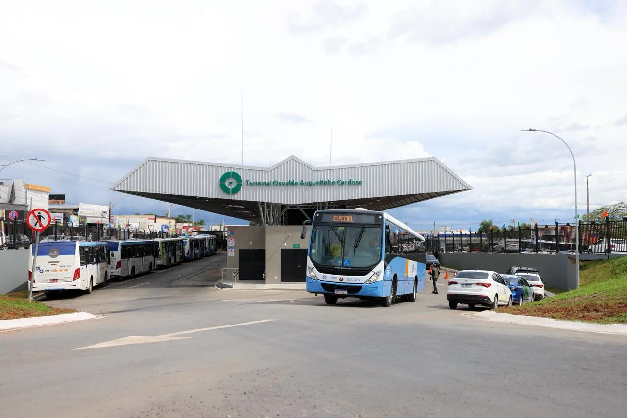 Caiado entrega terminal de ônibus reconstruído em Senador Canedo